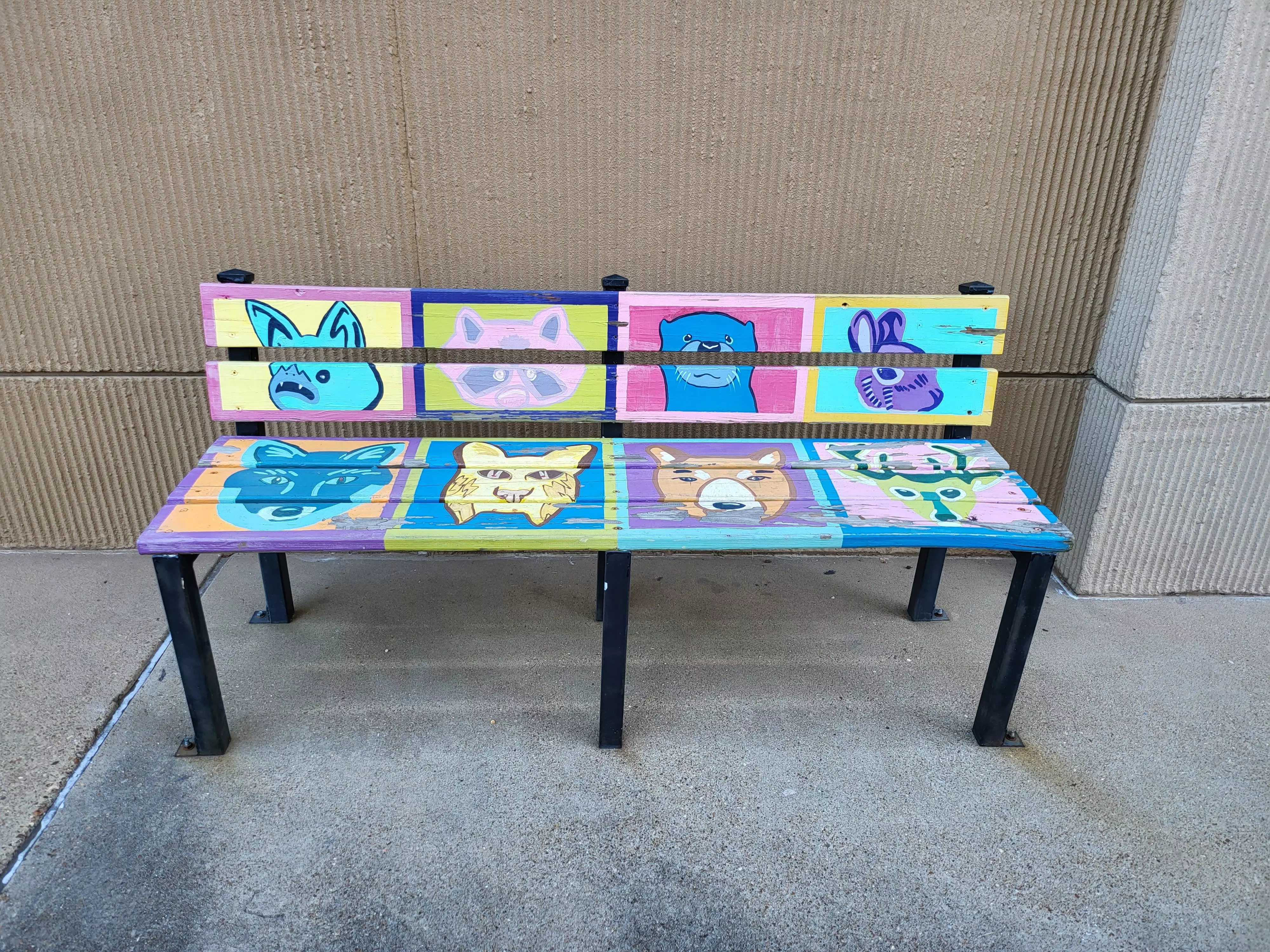 畫著沃霍爾風格動物的藝術小長凳