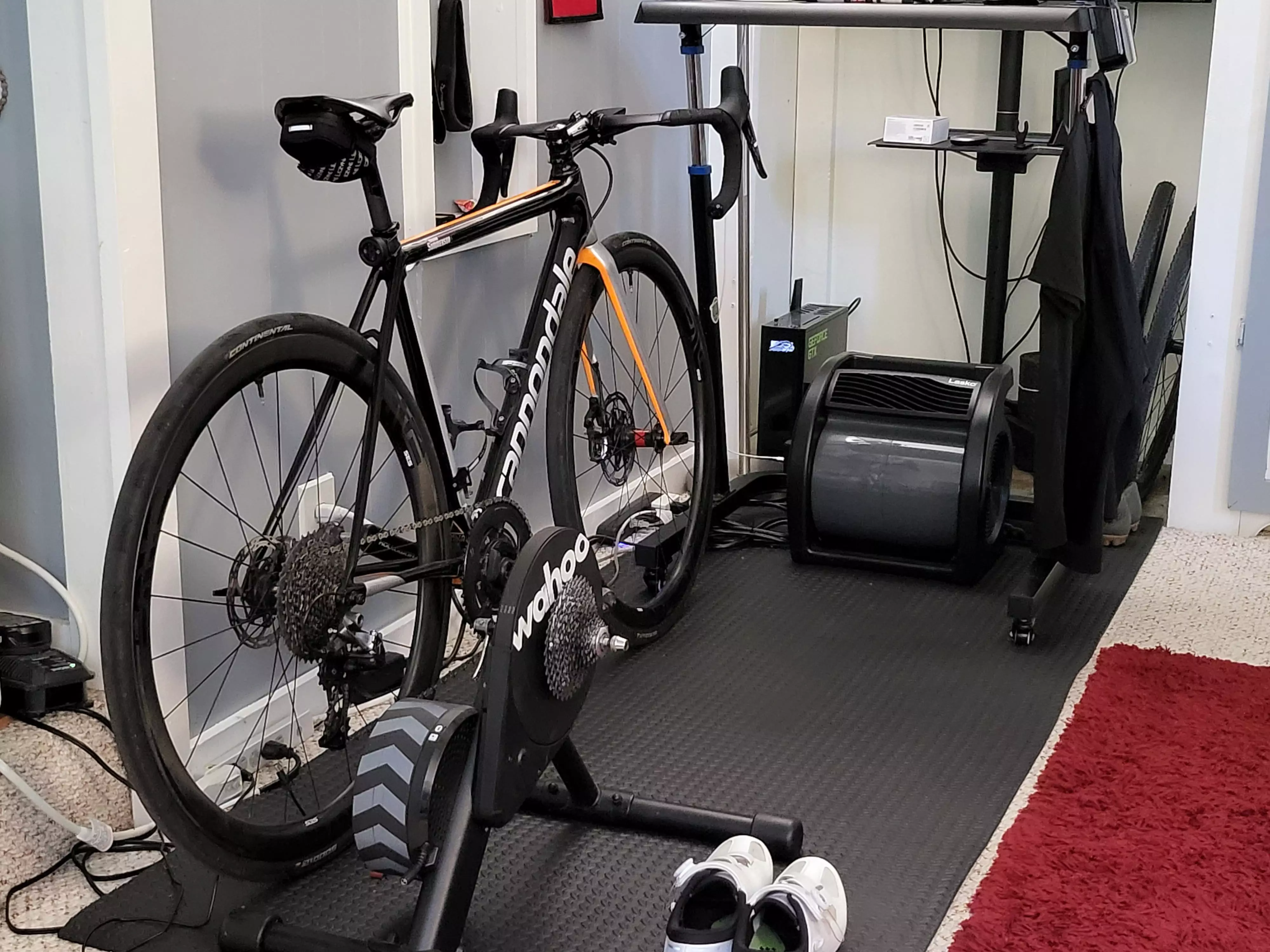 Indoor shot sa usa ka bike, trainer, sapatos, ug uban pa.