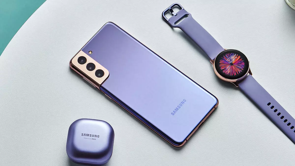 Samsung Galaxy S21+ z Galaxy Buds Live i Galaxy Watch 3.