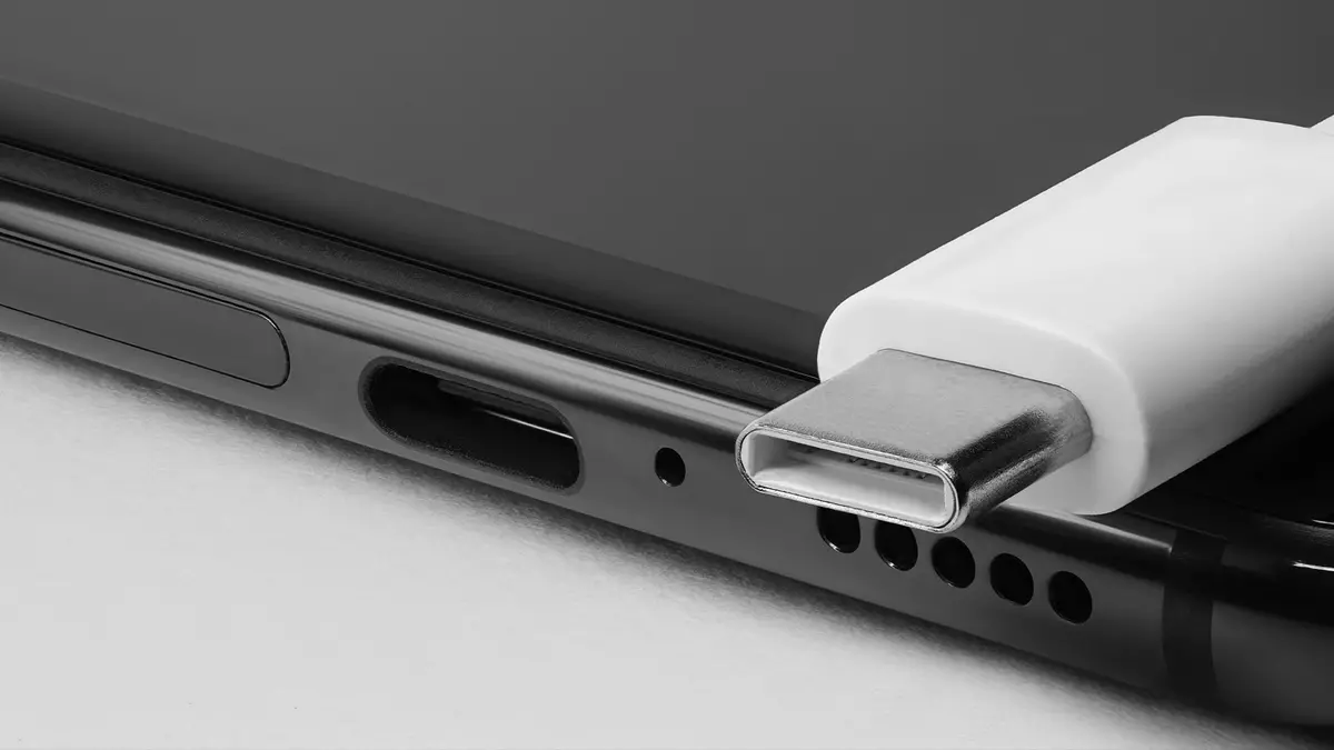 USB-C порт на смартфон и кабел за зареждане.