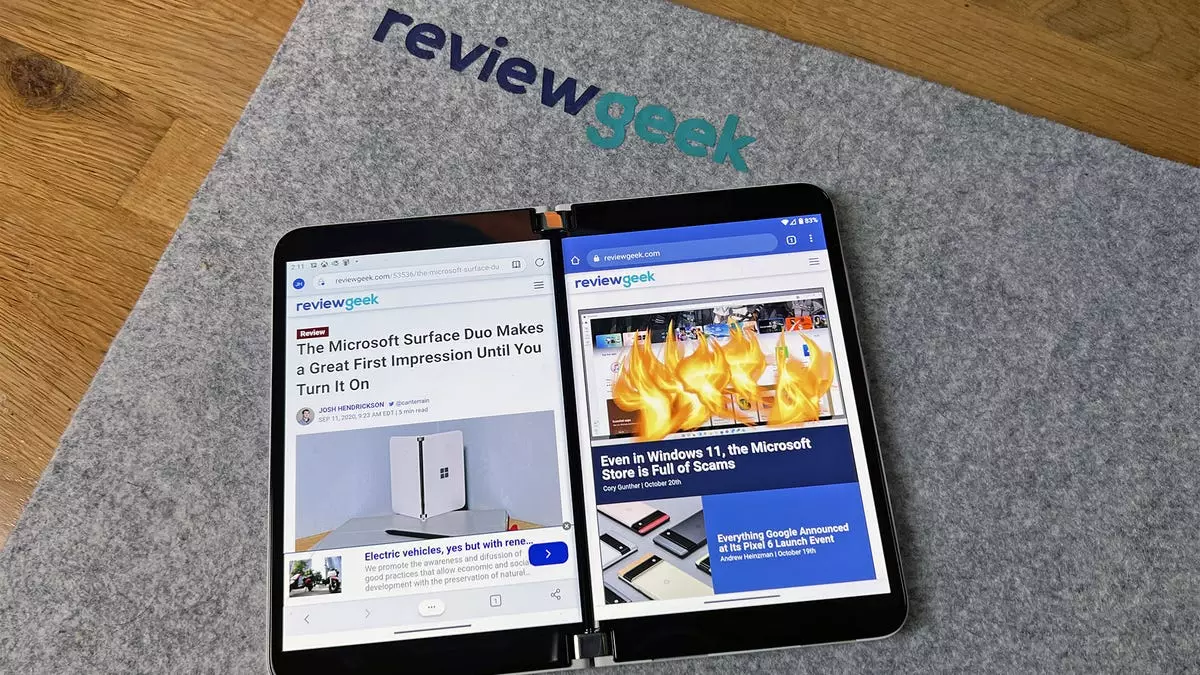Un Surface Duo 2 sobre una catifa amb el logotip de Review Geek