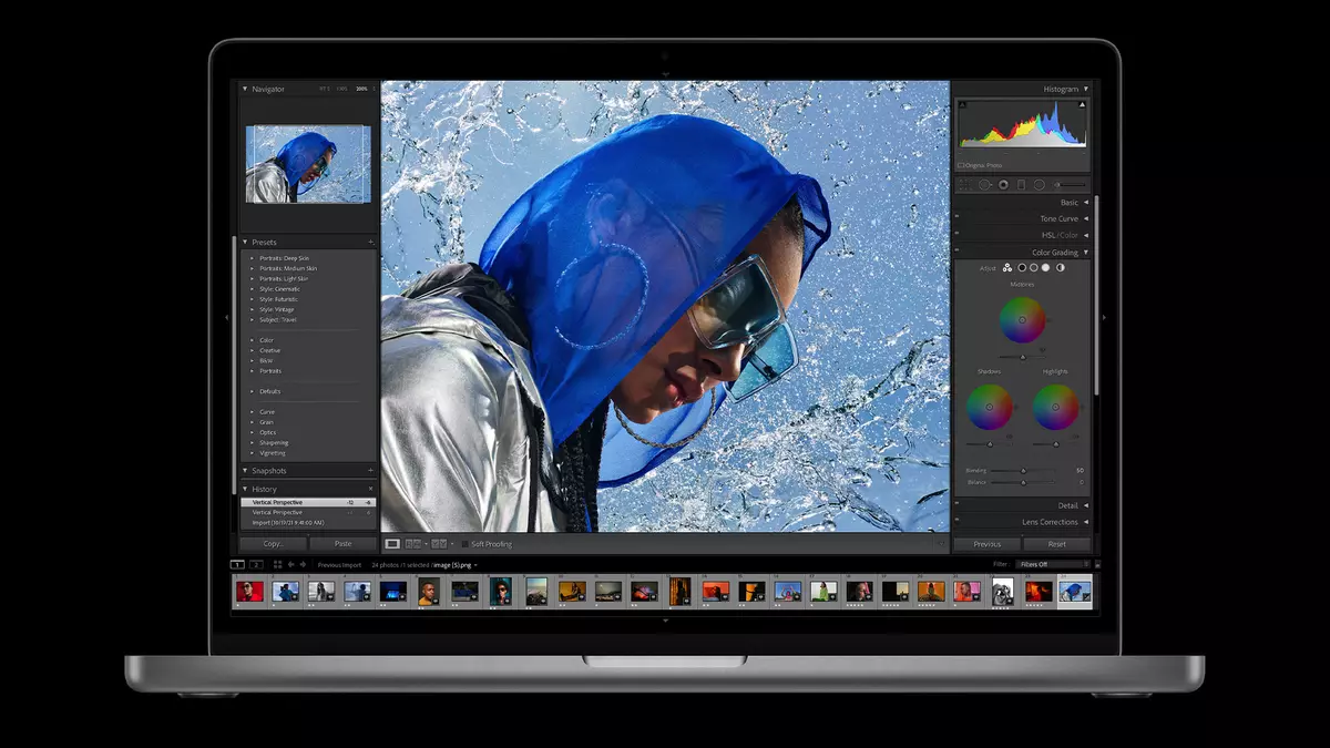 MacBook Pro د M1 Max سره Adobe Lightroom چلوي.