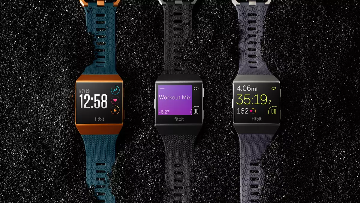 Fitbit Ioniq ժամացույցը մանրախիճով: