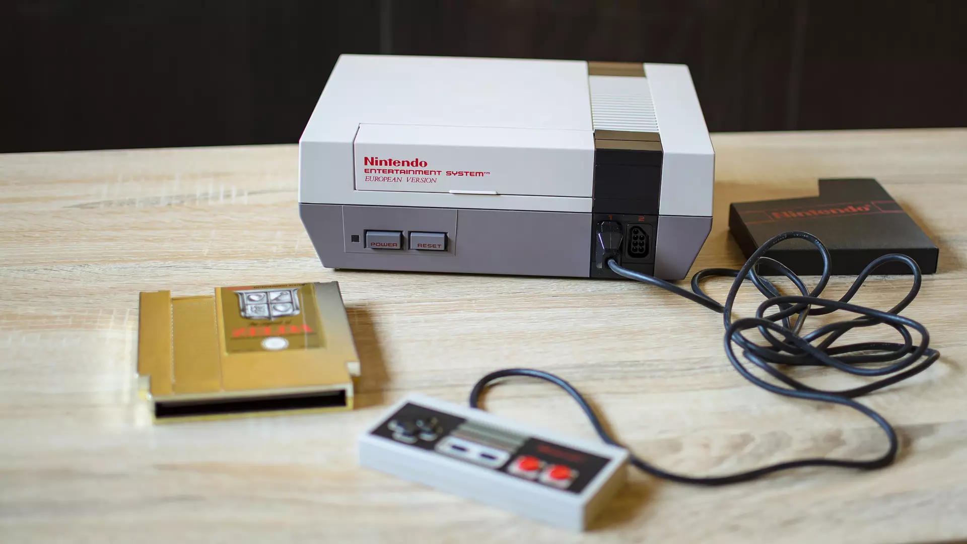 Foto d'una consola de videojocs Nintendo NES original amb cartutx de joc Zelda