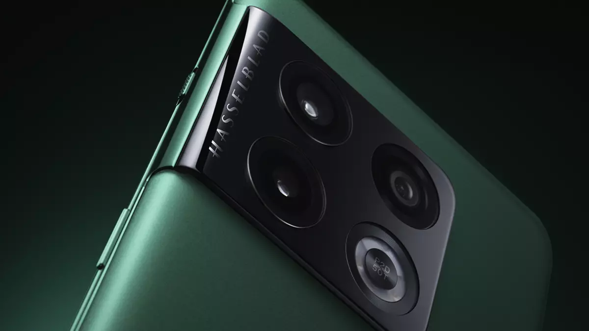 Et nærbilde av OnePlus 10 Pro-kameraet.
