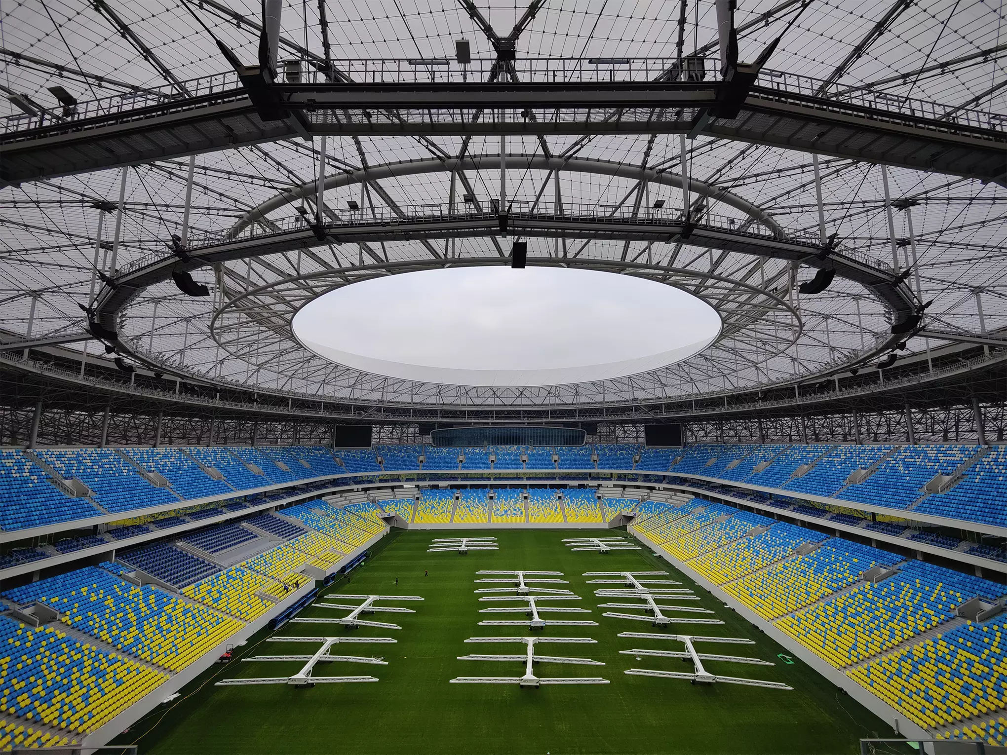 En fodboldbane optaget med 110-graders Ultra Wide-kameraet.