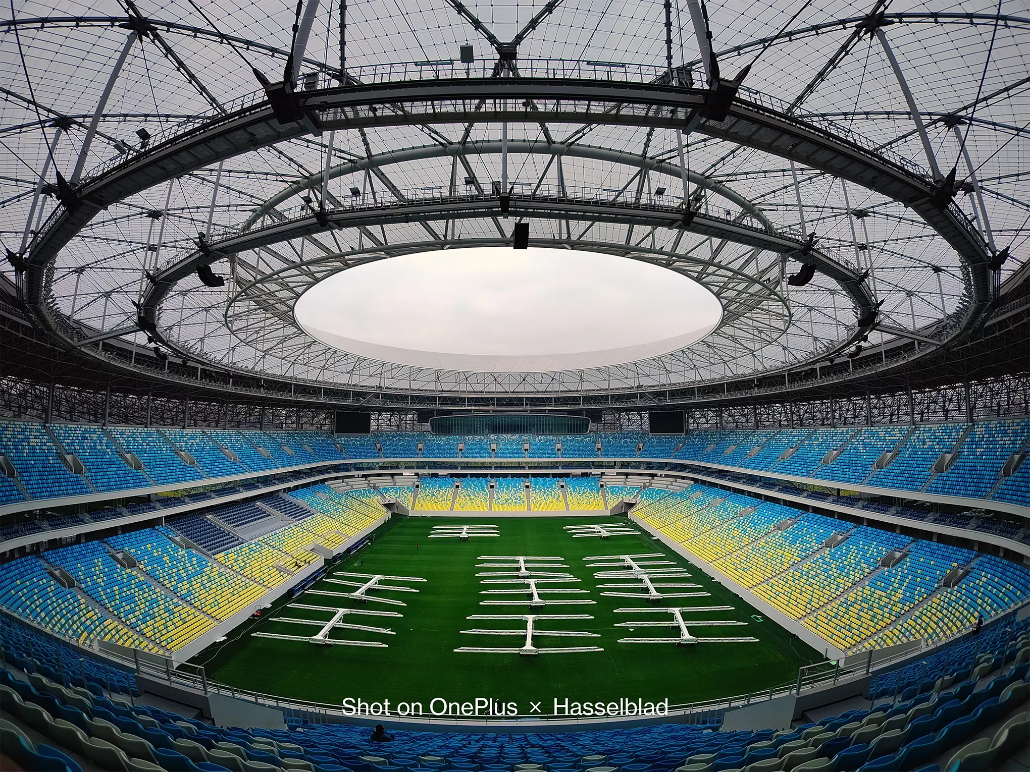 150-डिग्री अल्ट्रा वाइड कॅमेर्‍याने काढलेला फुटबॉल मैदानाचा फोटो.