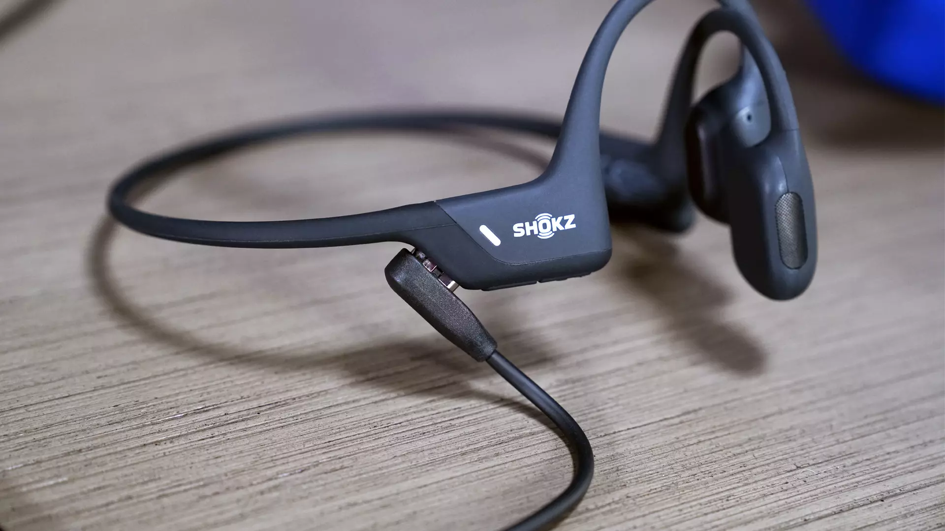 Shokz OpenRun Pro slušalice za koštanu provodljivost priključene su i pune se preko priloženog vlasničkog kabla za punjenje.