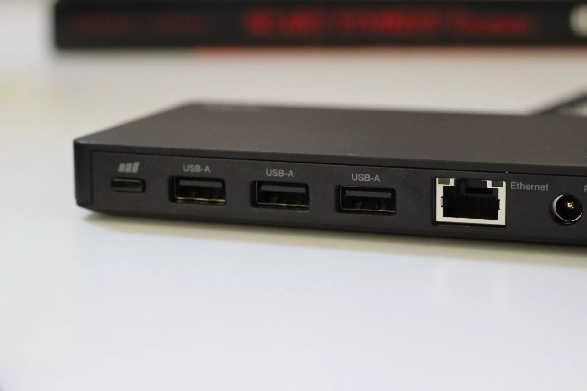 Els ports USB-A del Cyber Acoustics DS-2000 Essential Dock