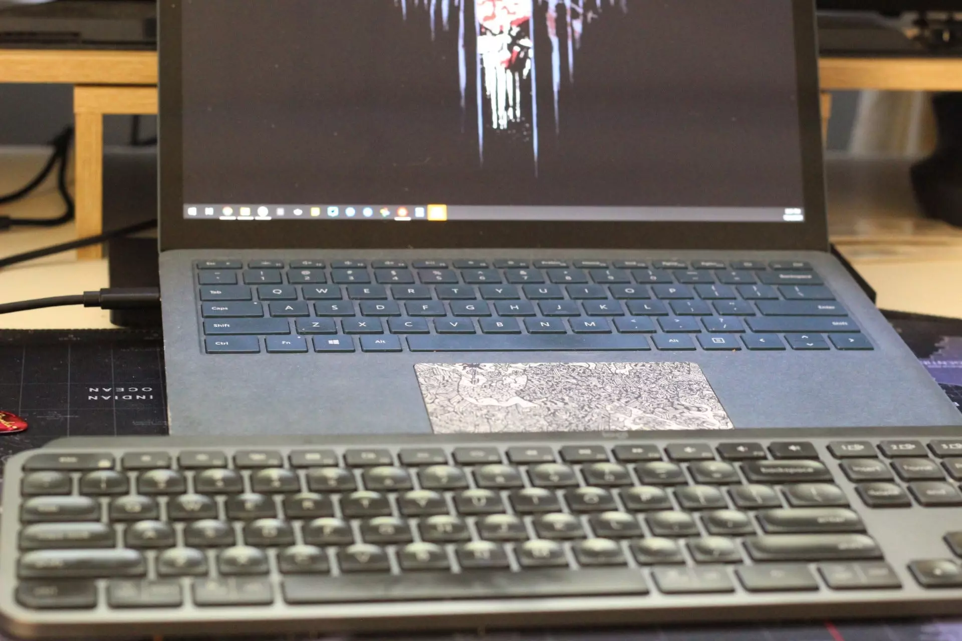 መትከያው ከ13-ኢንች Surface Laptop 3 ጋር ተያይዟል።