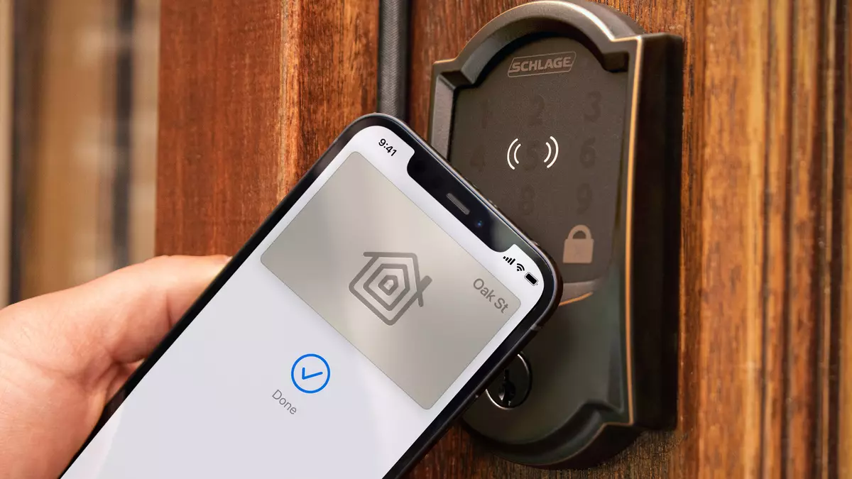 Schlage Encode Plus smart lock jinfetaħ minn app Apple Wallet ta' iPhone.