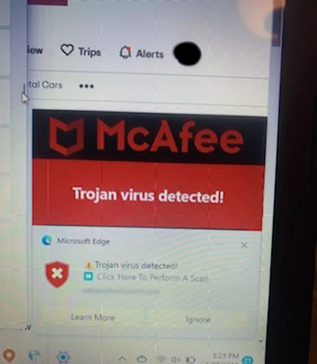 En webbläsarpopup förklädd som en McAfee-avisering.