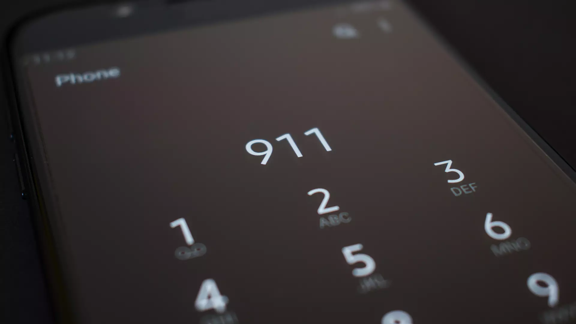 [Atnaujinimas: ištaisyta … rūšis] Kai kurie „Android“ telefonai negali skambinti 911, ir tai yra „Microsoft“ kaltė
