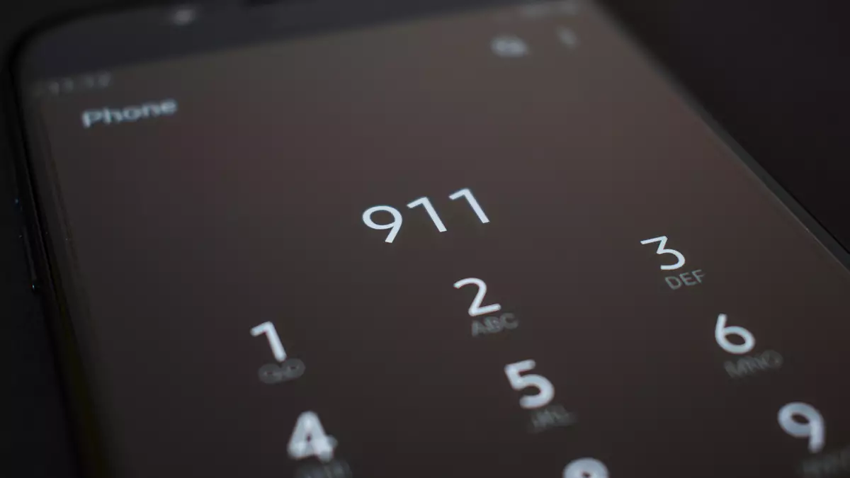 En Android-telefon som ringer 911.
