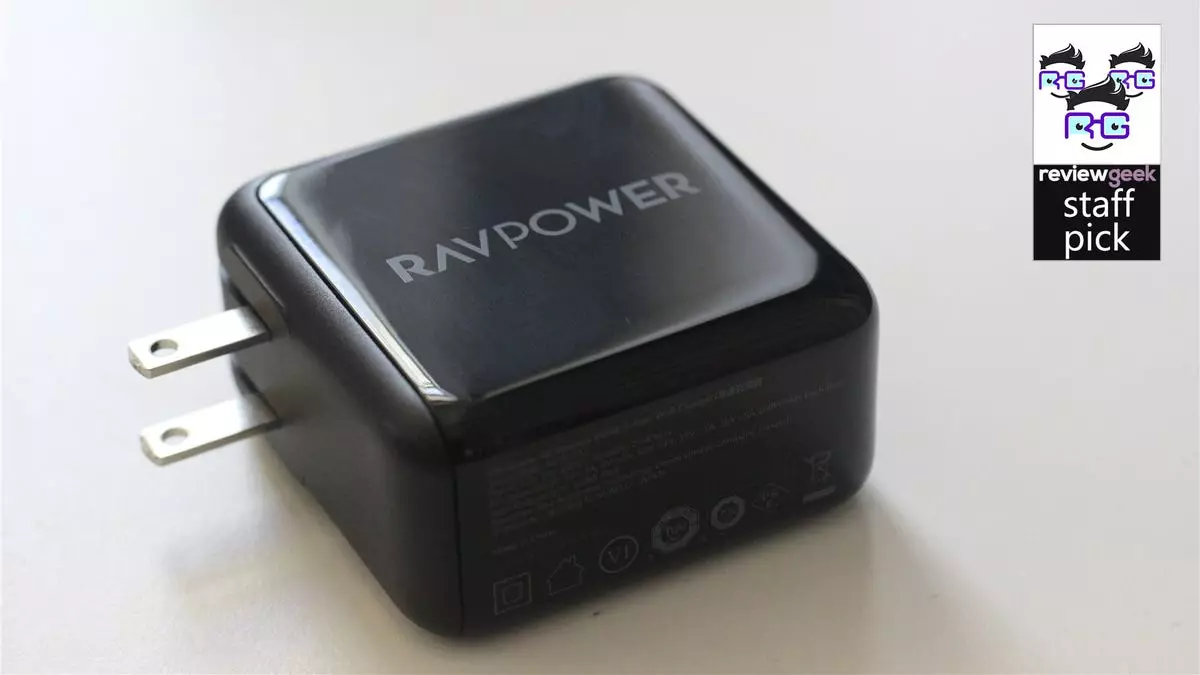 RavPower PC151 di atas meja