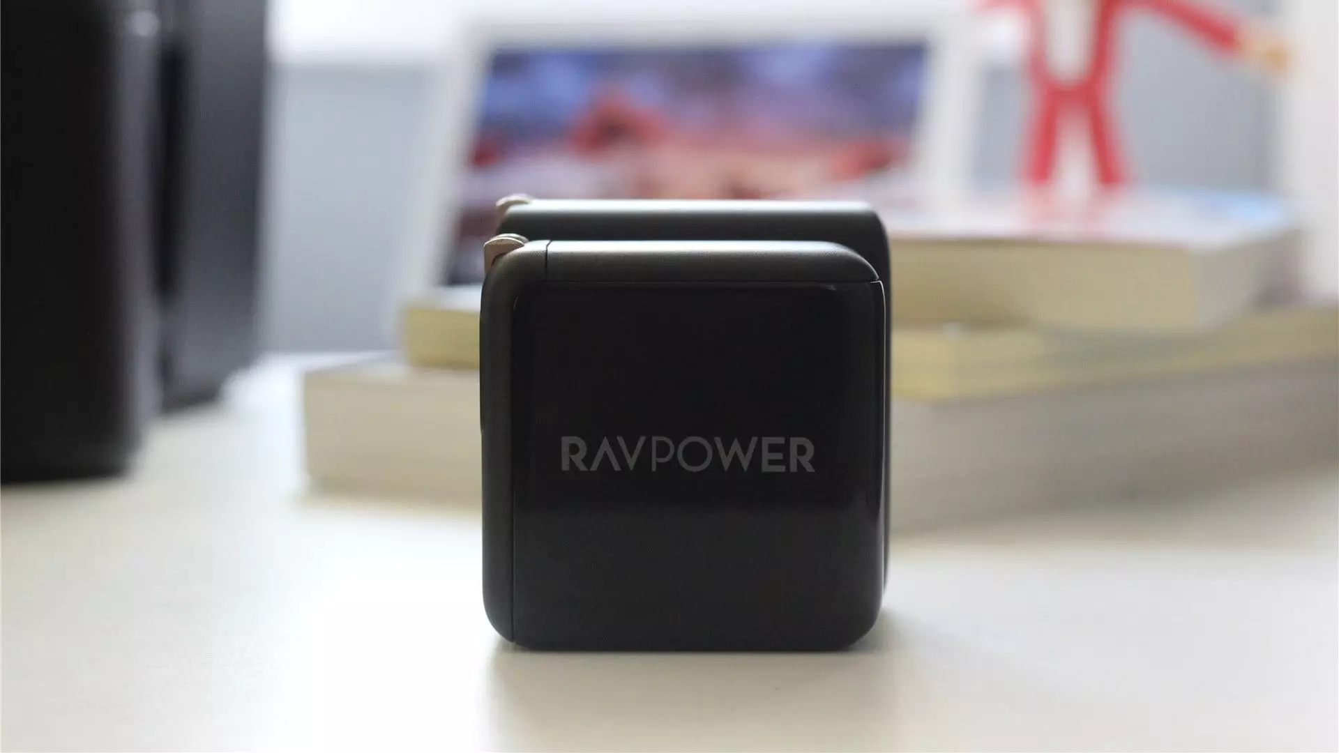 An RavPower PC151 os comhair, charger Aukey 63w sa chúl