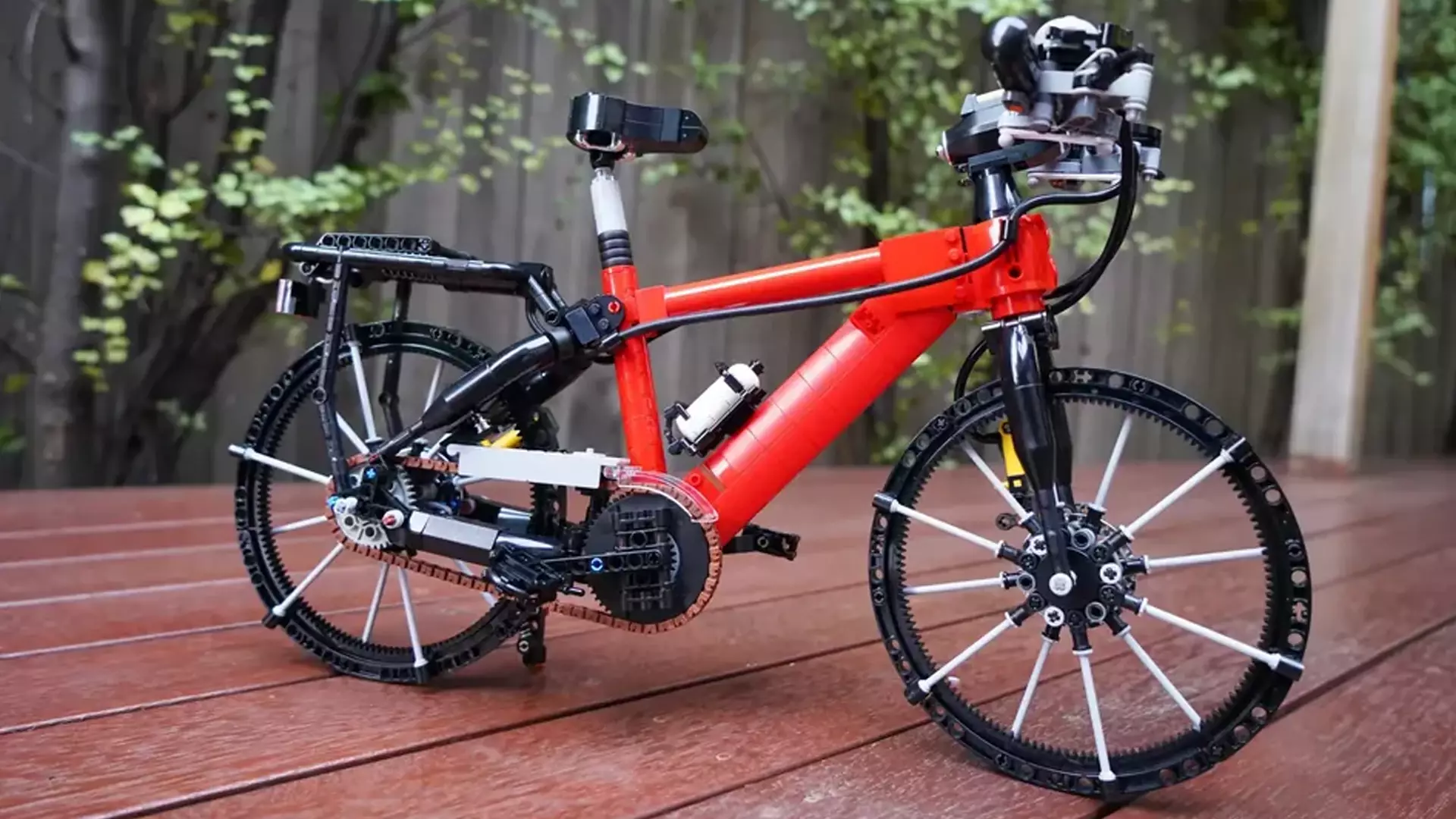Tento malý LEGO bicykel je plne funkčný a pripravený na jazdu