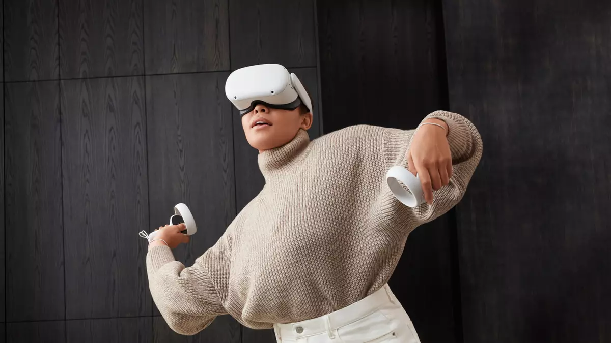 Oculus Quest 2 VR ഹെഡ്സെറ്റ് ഉപയോഗിച്ച് കളിക്കുന്ന ഒരാൾ.
