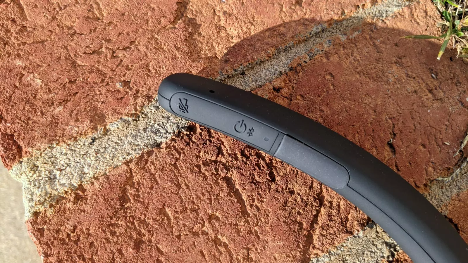 Close-up sa Sony SRS-NB10 nga gahum, mikropono, ug mga kontrol sa Bluetooth