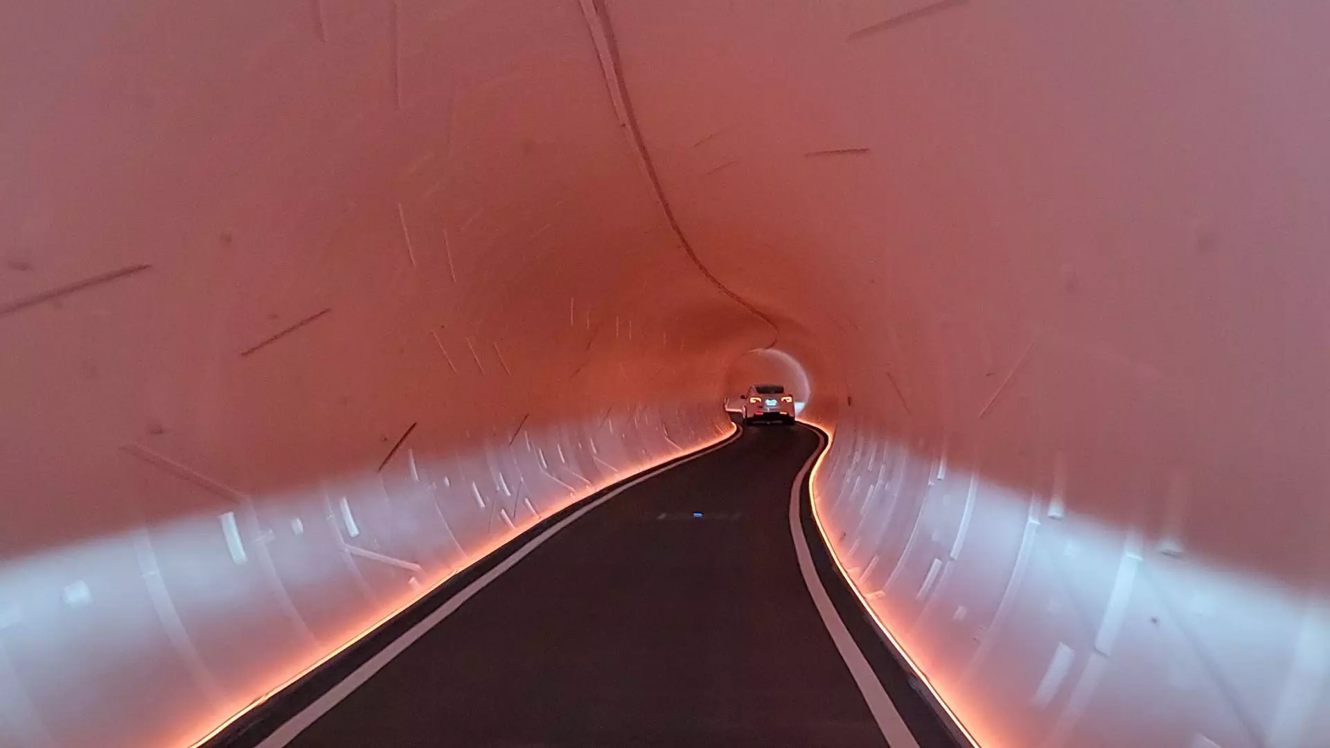 Dar un paseo en el túnel Tesla de Elon Musk debajo de Las Vegas fue aburrido, y me encantó