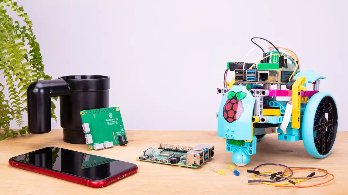 Raspberry Pi Build HAT ایک LEGO روبوٹ کار کو کنٹرول کرتا ہے۔