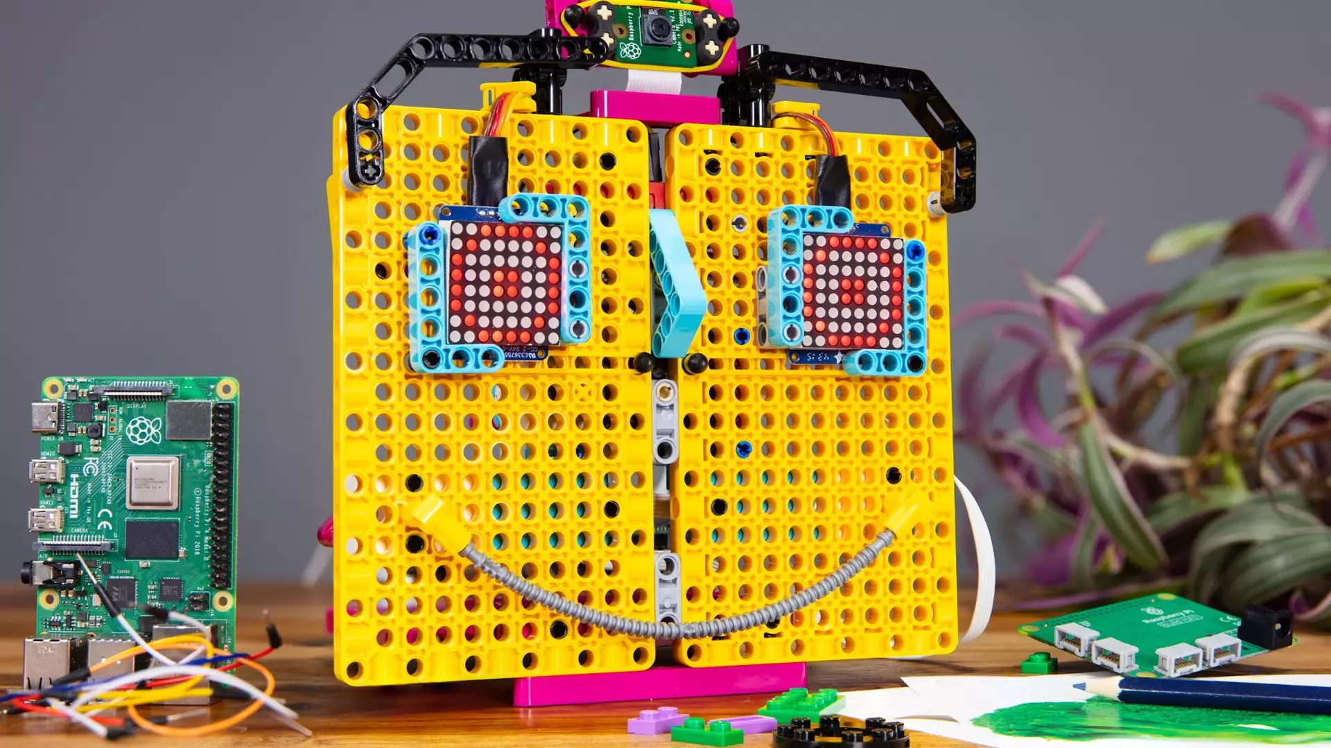 Pi Build HAT ایک بڑے LEGO سمائلی چہرے کو کنٹرول کرتا ہے۔