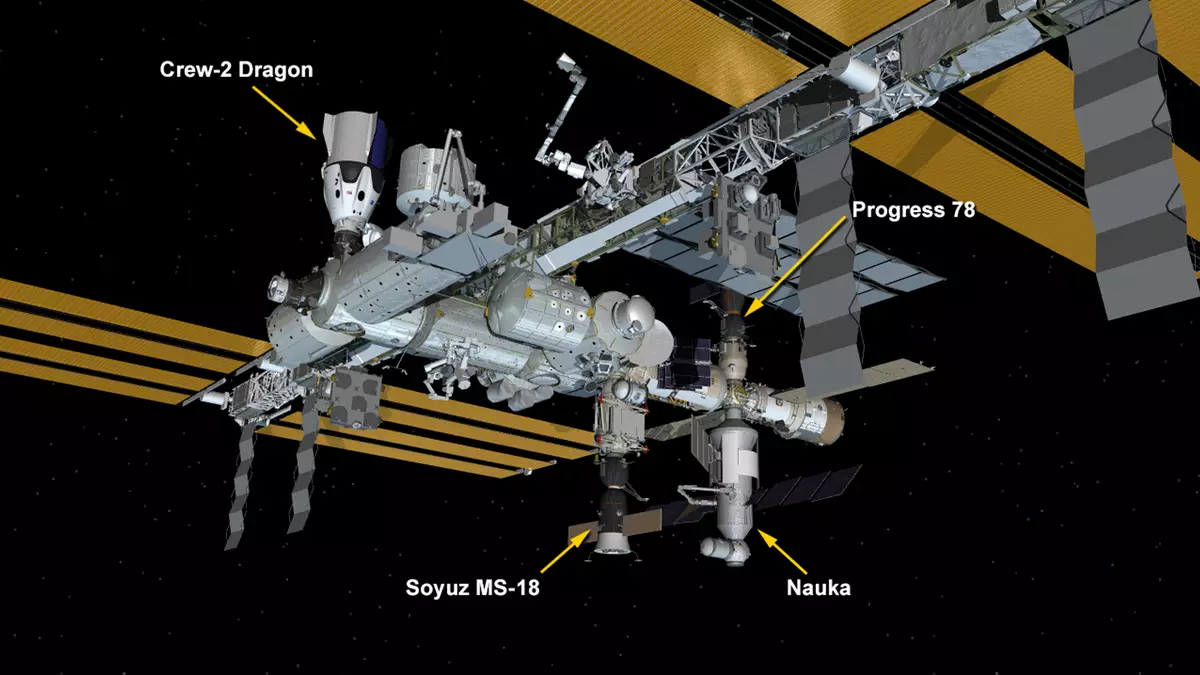 Konfiguracja Międzynarodowej Stacji Kosmicznej. Trzy statki kosmiczne są zadokowane na stacji kosmicznej, w tym SpaceX Crew Dragon i rosyjski statek załogi Sojuz MS-18 oraz statek z zaopatrzeniem ISS Progress 78. Nowy uniwersalny moduł logistyczny Nauka (MLM) jest teraz dołączony do portu skierowanego na Ziemię modułu serwisowego Zvezda.