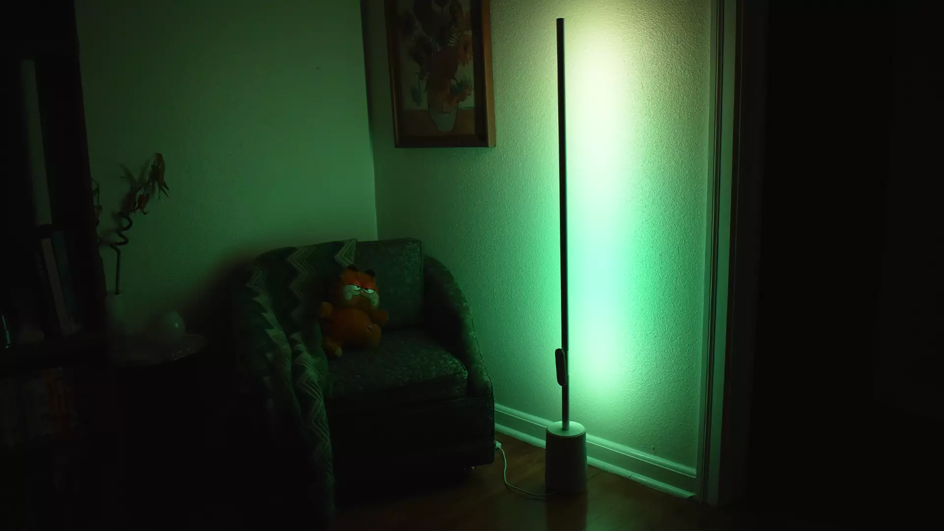 Лампата Lyra свети в зелена и жълта светлина.