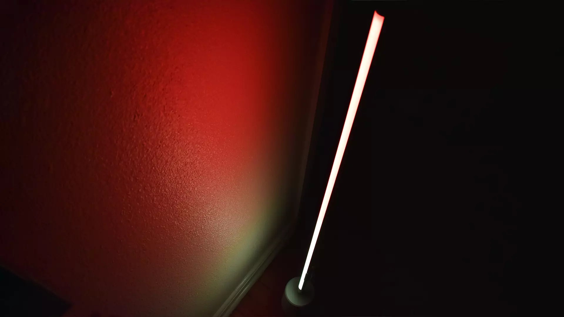 Lâmpada Govee Lyra brilhando uma luz vermelha.