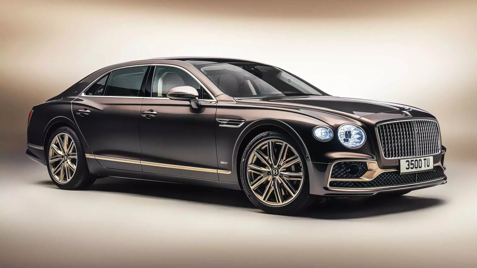 Bentley의 새로운 플러그인 하이브리드는 멋진 지속 가능한 짐승입니다.