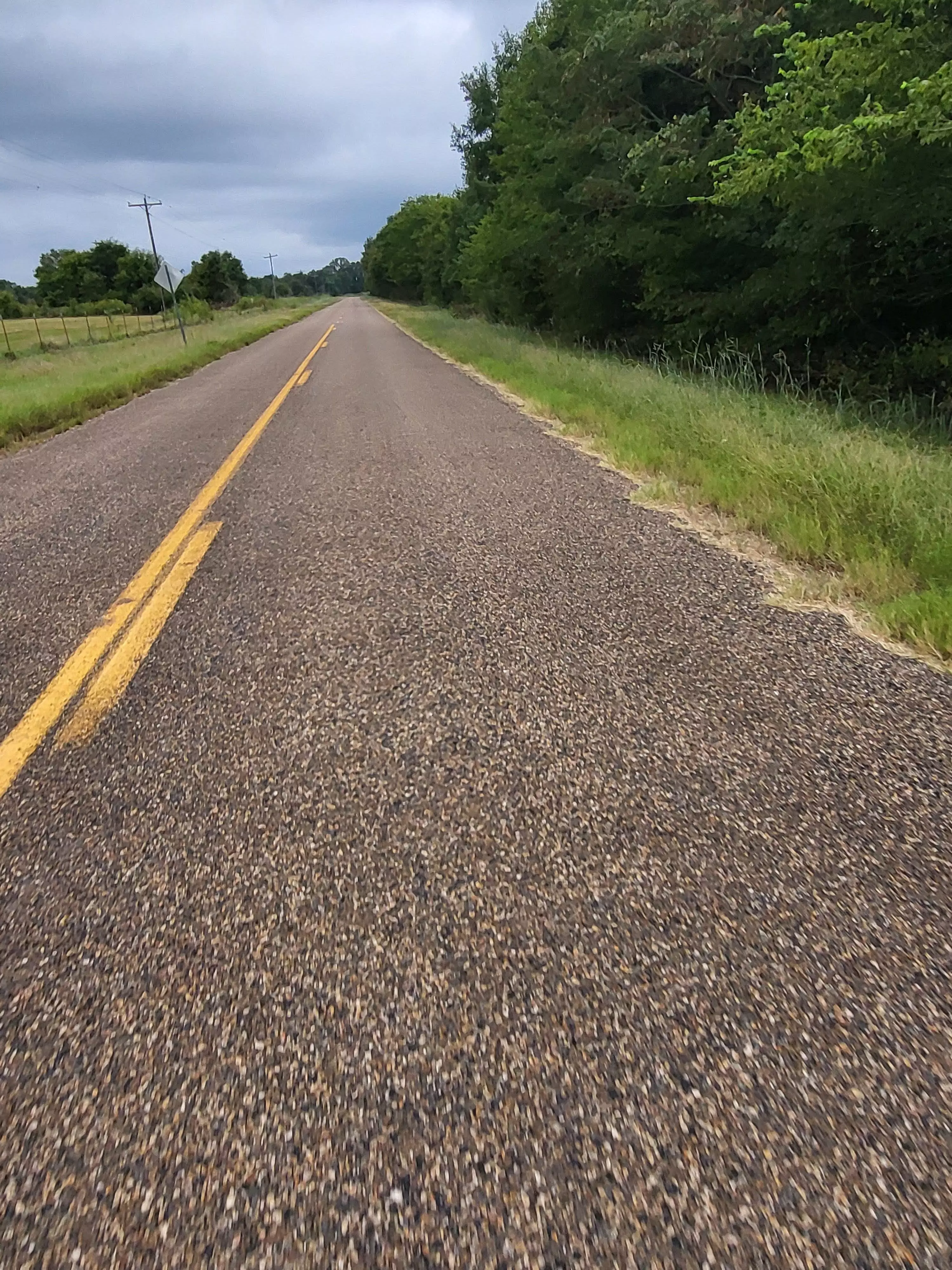 Een foto van de weg, genomen tijdens het rijden