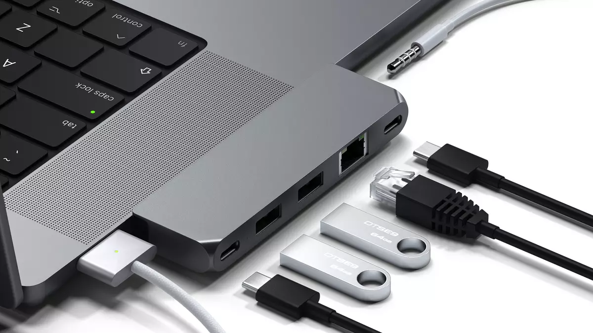 Satechi Pro Hub Mini ಅನ್ನು MacBook Pro ಗೆ ಪ್ಲಗ್ ಮಾಡಲಾಗಿದೆ.