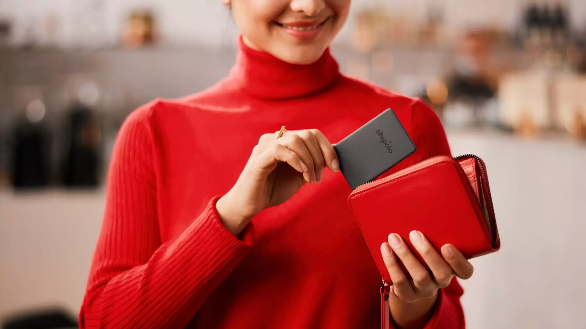 Chipolo CARD Spot nel portafoglio da donna
