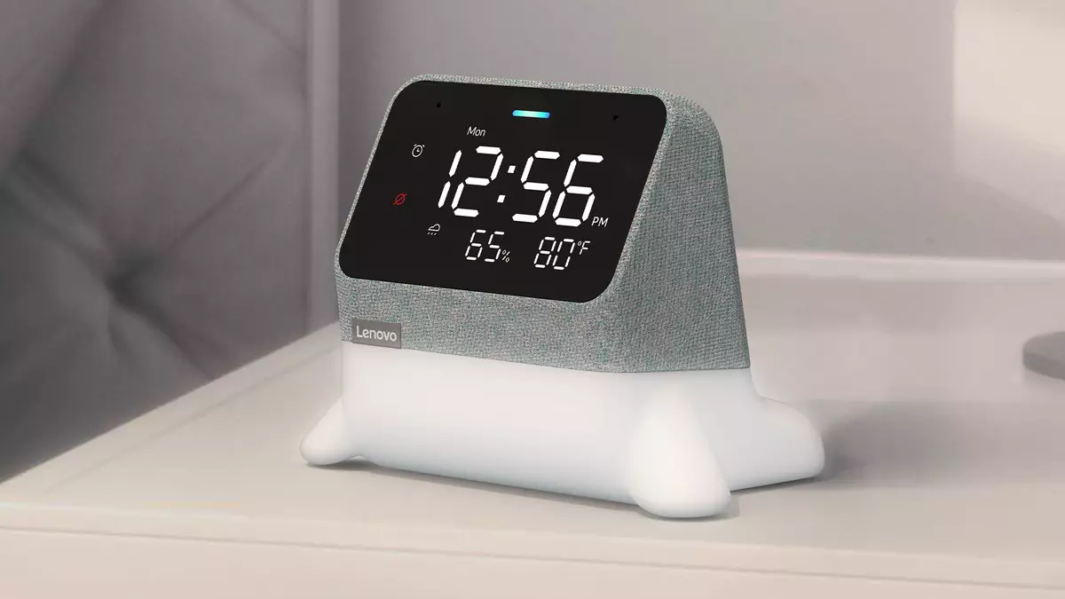 Lenovo Smart Clock Essential na dokovacej stanici s okolitým svetlom