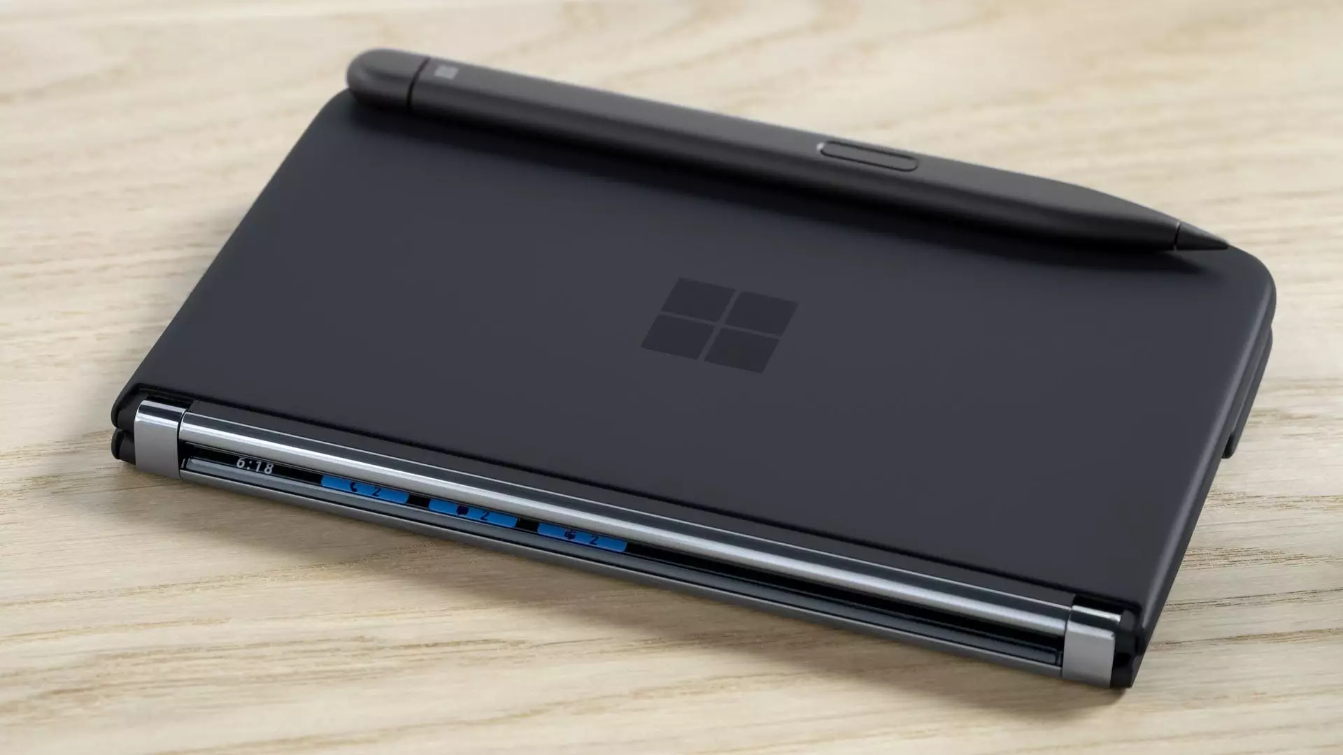 Manyetik olarak bağlı bir Kaleme sahip bir Surface Duo 2.