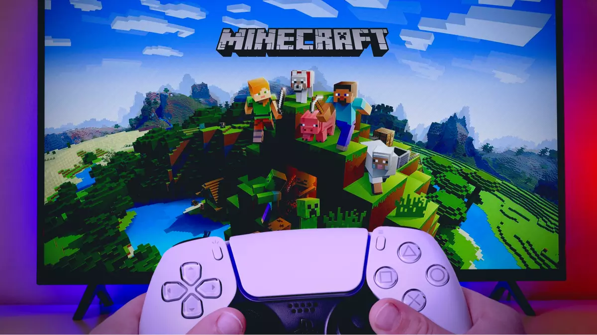 Minecraftot játszó személy PlayStation 5 kontrollerrel