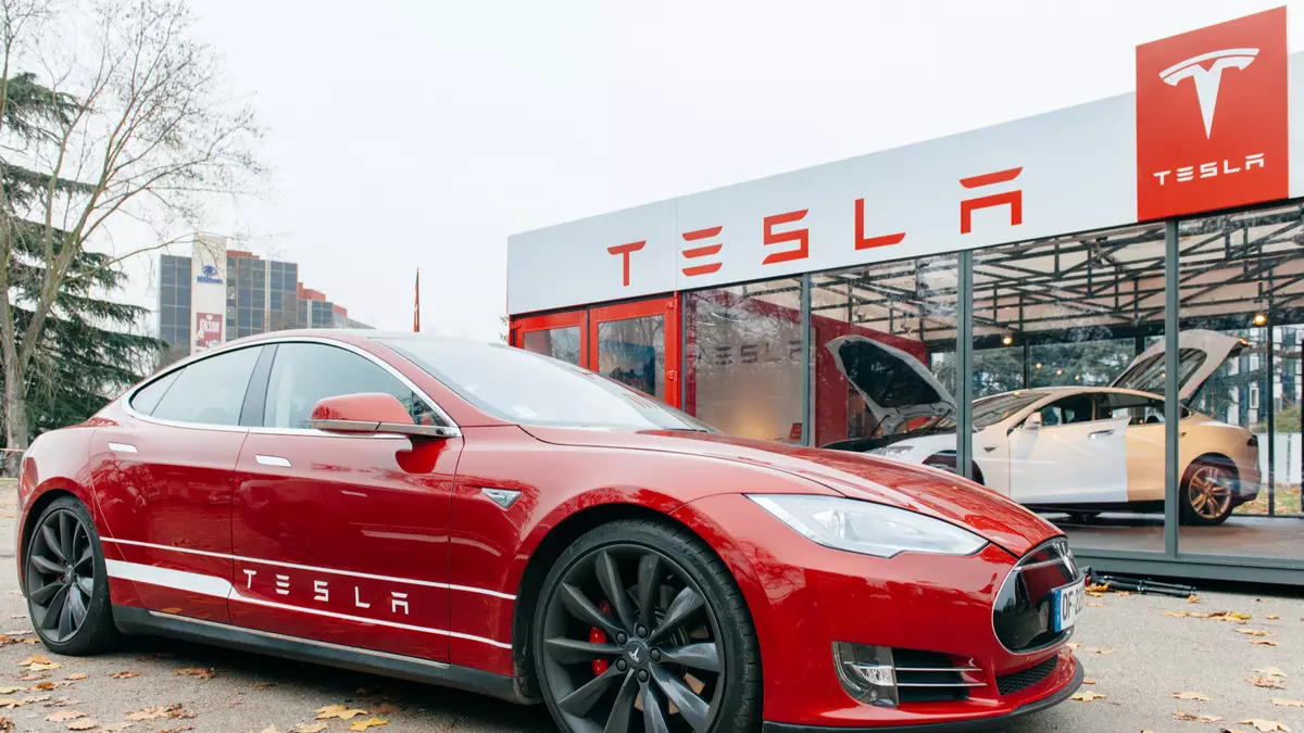 Νέος εκθεσιακός χώρος Tesla Model S στο Παρίσι