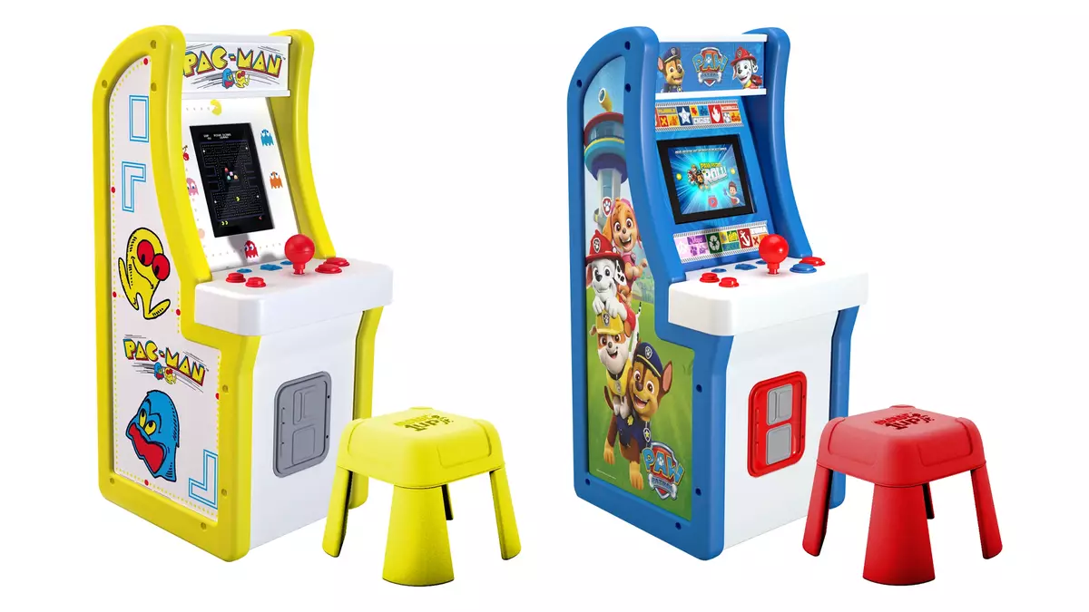 Mesin Pac-Man dan Paw Paw Arcade1Up untuk anak-anak.