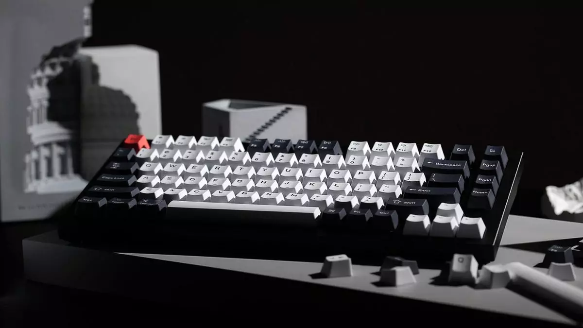 Keychron Q1 keyboard ntawm lub rooj grey