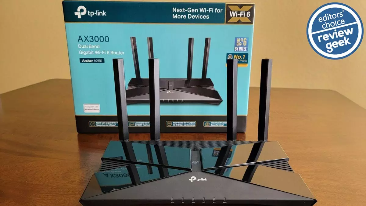 tp-link archer ax50 router, vist på toppen af et træbord med sin kasse bag sig