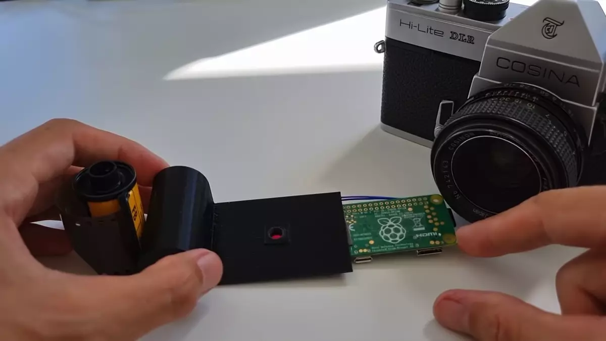 필름 진행 메커니즘에 Pi Zero 모듈이 있는 35mm 카메라.
