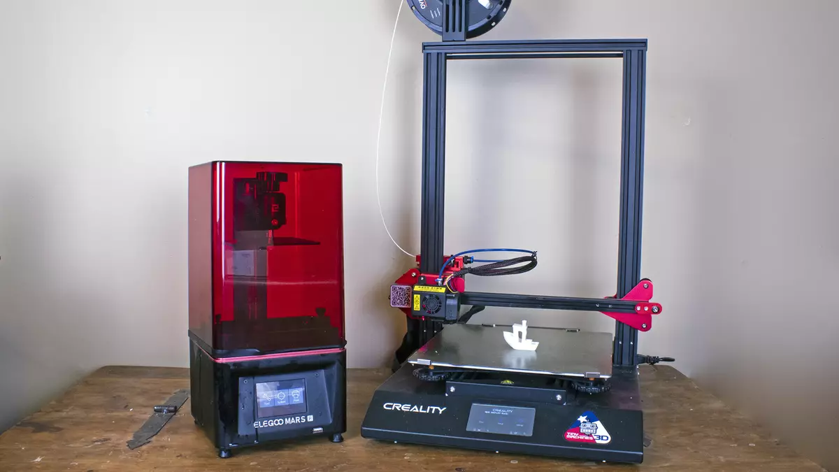 Una stampante Resin accanto a una stampante 3D FDM.