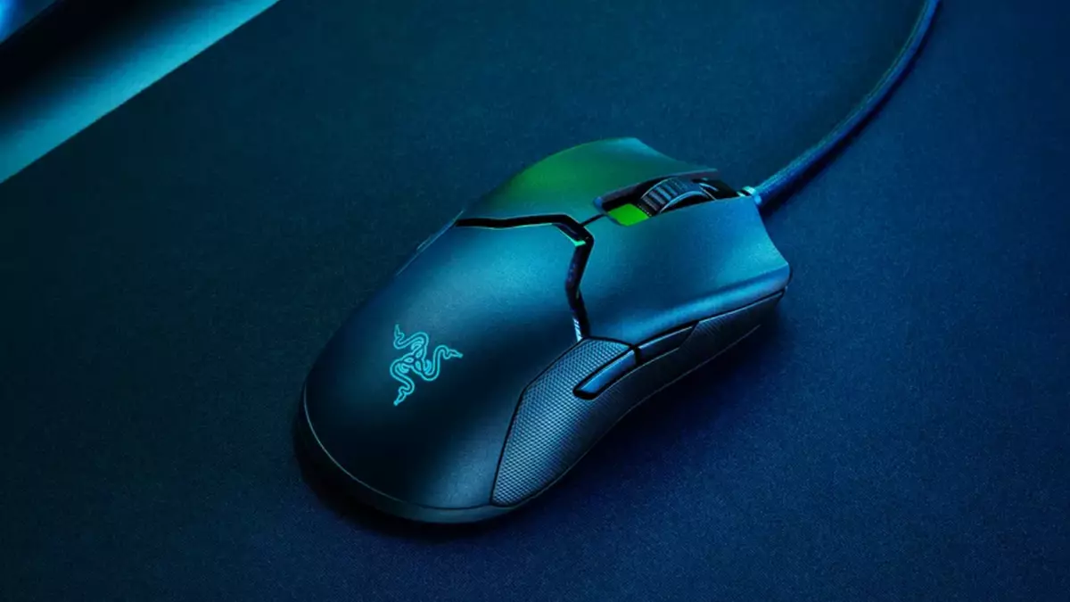 Razer Viper 8K gaming mouse na may asul at berdeng ilaw na sumisikat dito