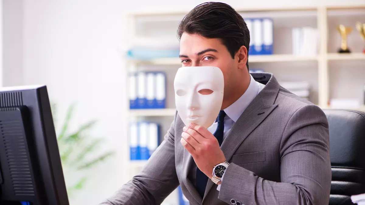 Unha foto dun empresario cunha máscara de plástico.