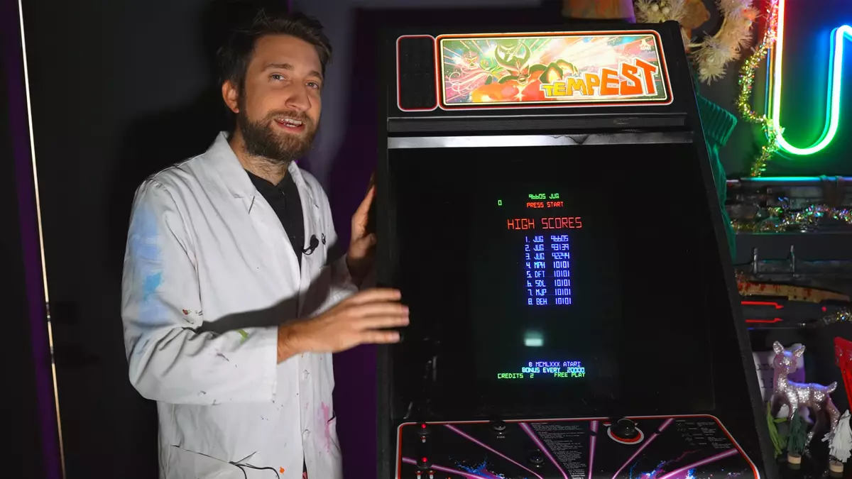 Gavin Free de The Slow Mo Guys debout à côté d'une borne d'arcade 'Tempest'