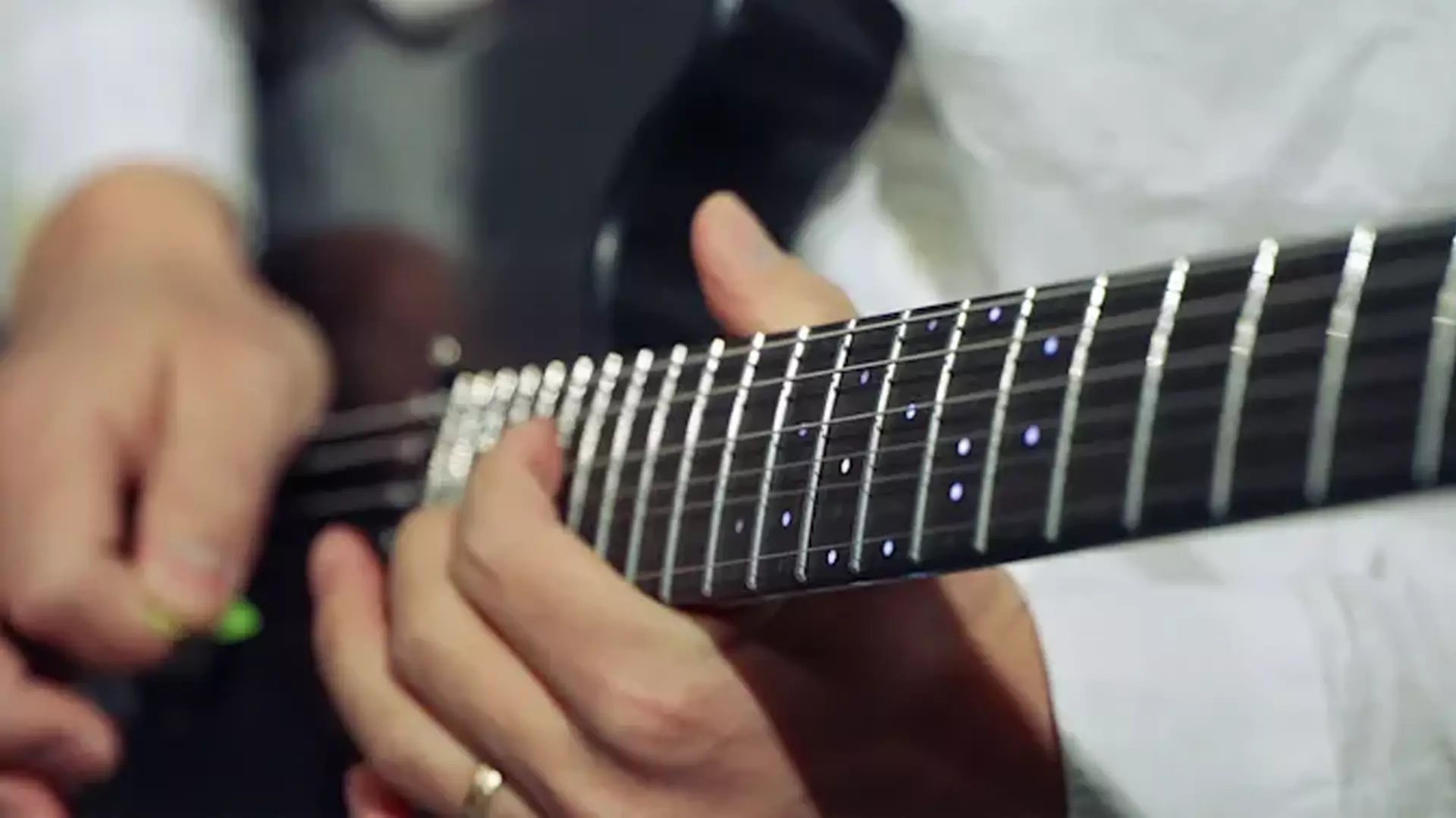 Inteligentná gitara od Samsungu by vás mohla naučiť jamovať