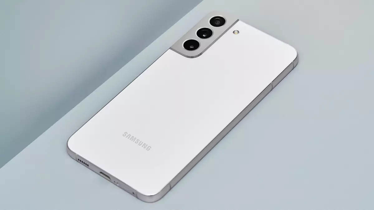 Baltos spalvos Samsung Galaxy S22.
