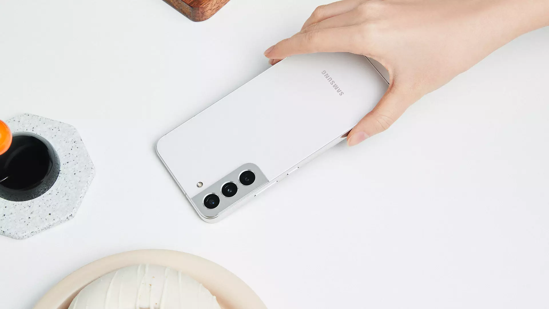 Samsung Galaxy S22 u bijeloj boji.