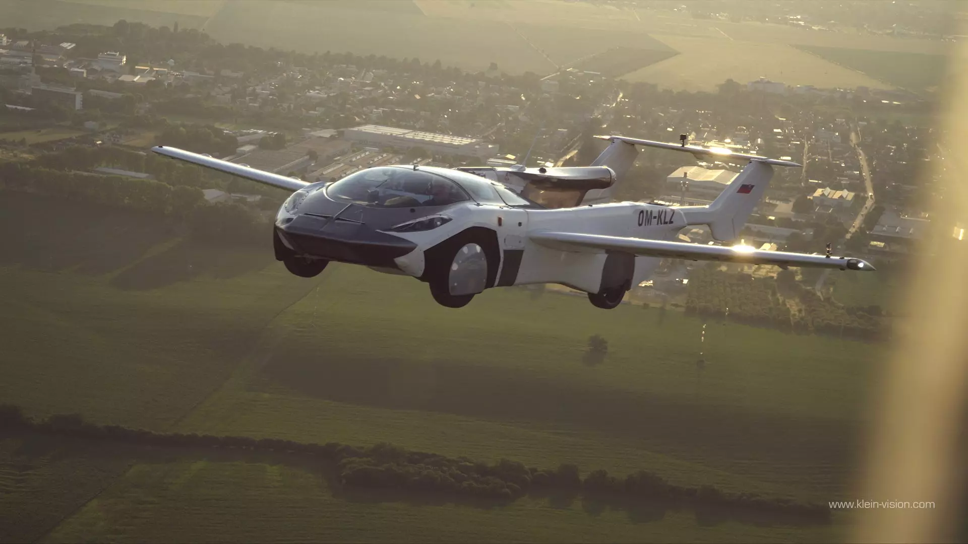 "AirCar" нисдэг машин 35 минутын турш туршилтын нислэгээ дуусгаад гэртээ харив.