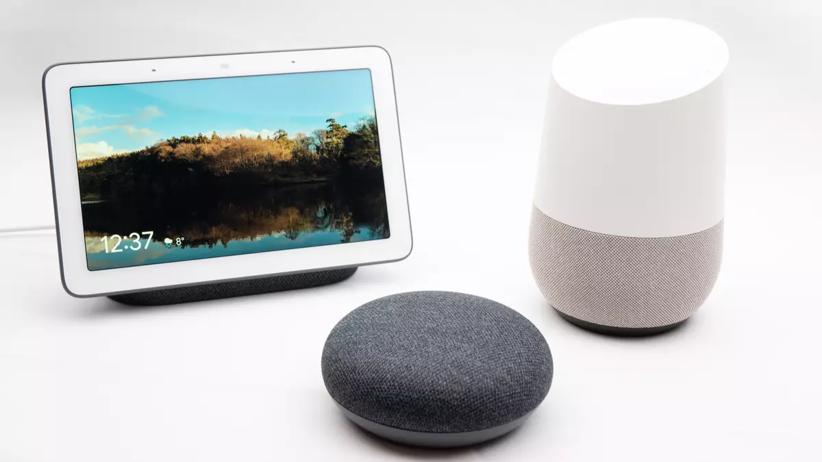 Google Nest uređaji na bijelom stolu